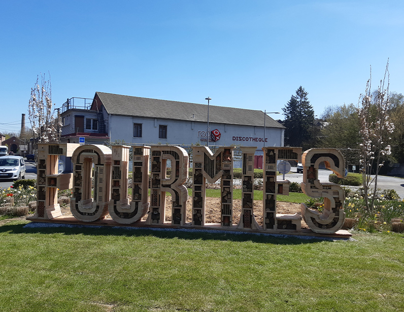 Hôtels à insectes - Fourmies - Insect hotel letters